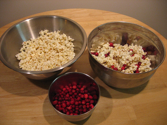 String It: How to Make a Cranberry & Popcorn Garland - Tinybeans