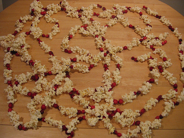 String It: How to Make a Cranberry & Popcorn Garland - Tinybeans