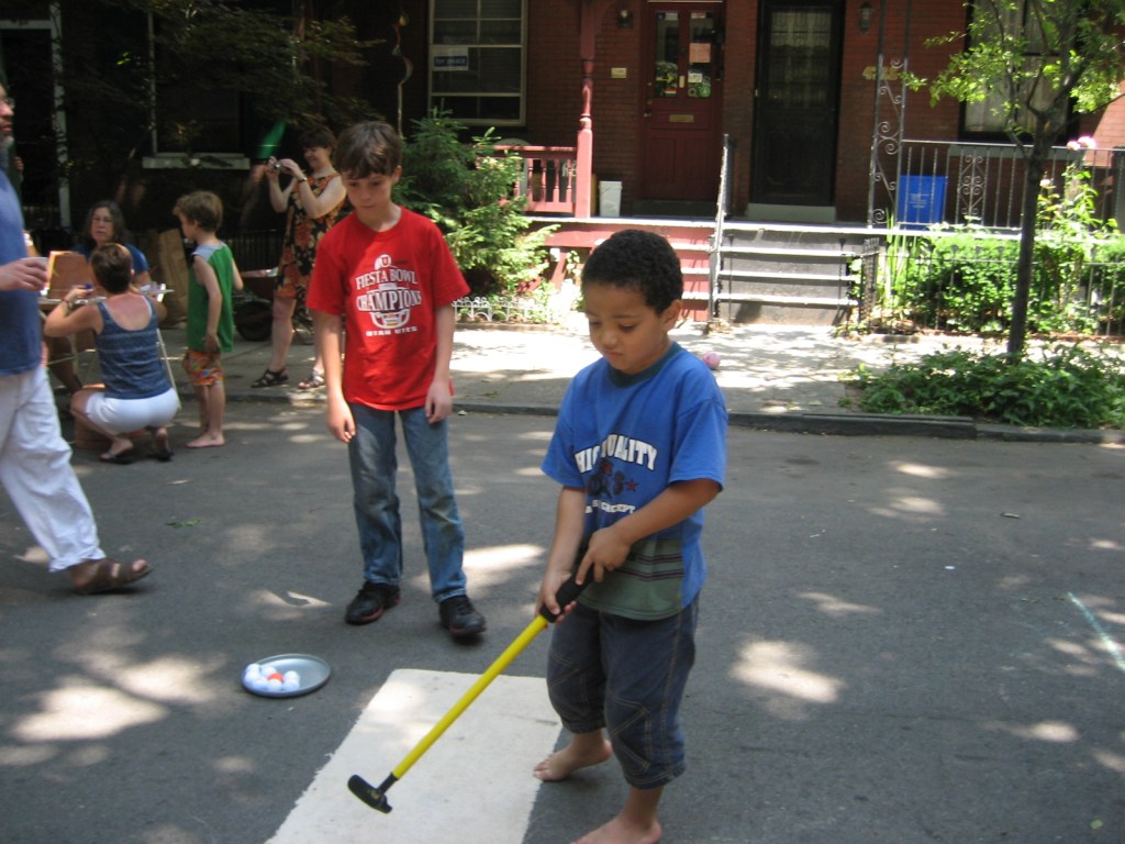 Create a Mini-Golf Course at Home on the Cheap - Tinybeans