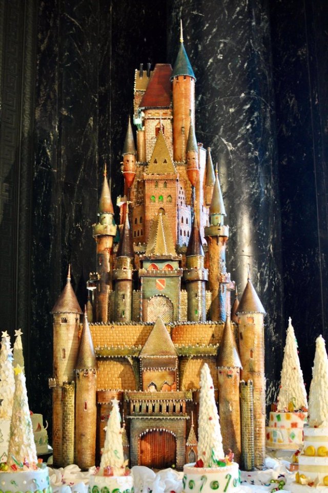 17 Incredible Gingerbread House Pictures