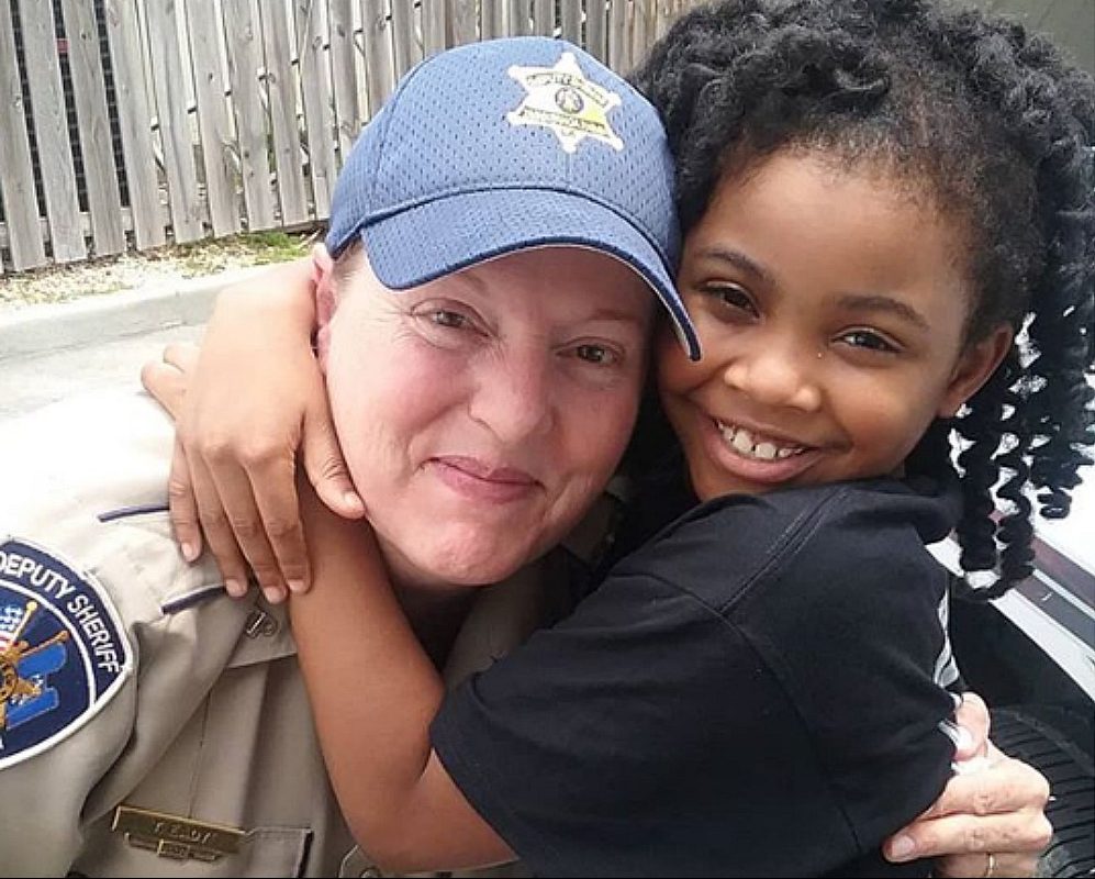 This 8-Year-Old Girl Is Giving Out Free Hugs to Police Officers—in All ...