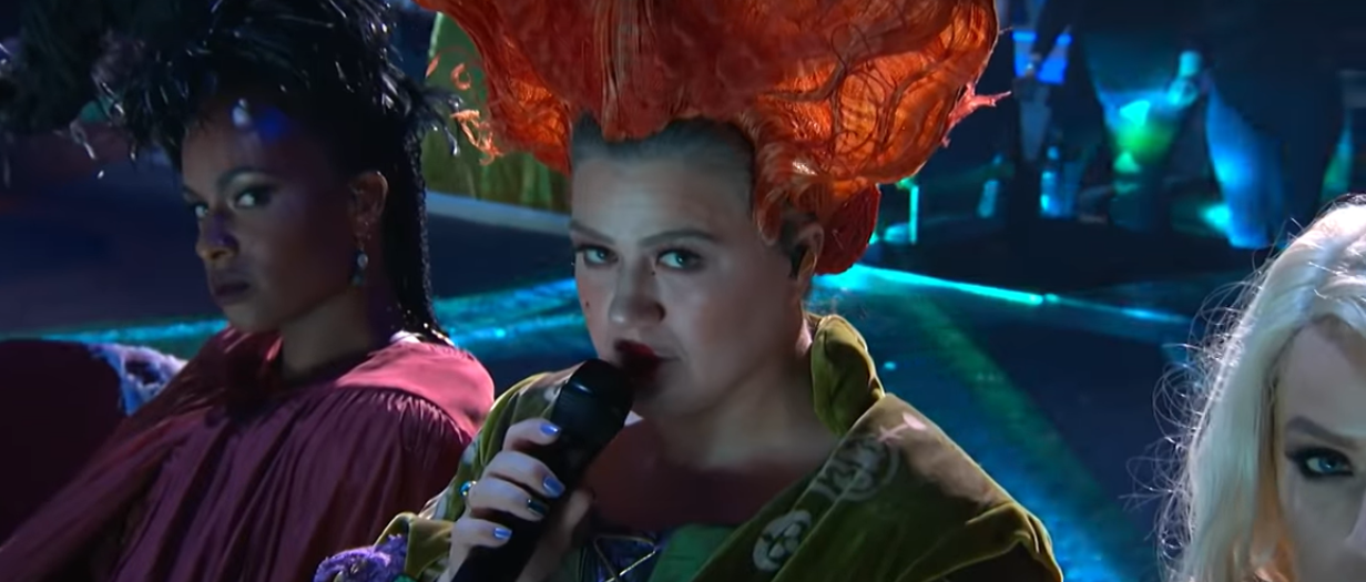 Kelly Clarkson Channeled Winifred Sanderson for a "Hocus Pocus" Themed ...