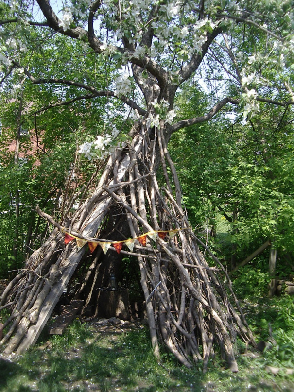 15 Awesome Outdoor Forts for Kids