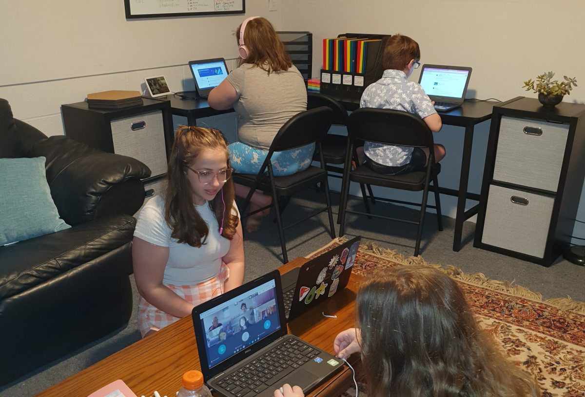 I Have 8 Kids & This Is What Distance Learning Looks Like in My House ...