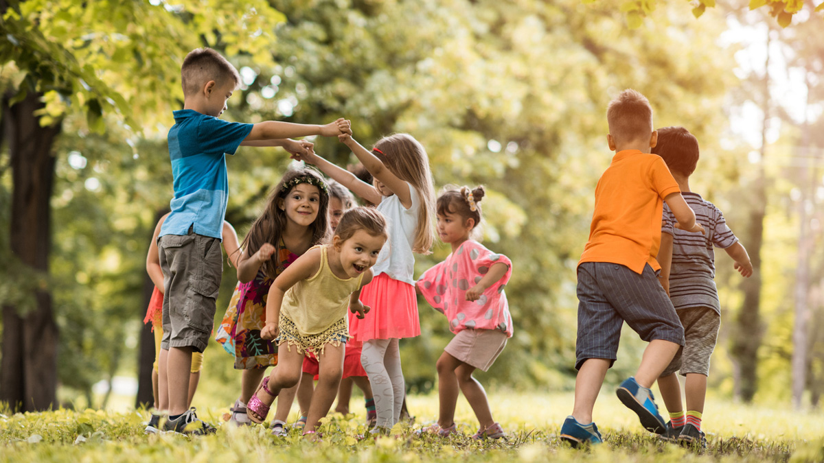 25 Games to Play Outside: Backyard Games, Yard Games & More