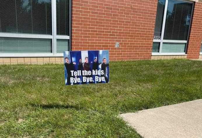 Funny Drop-Off Line Signs Are Cracking Parents Up